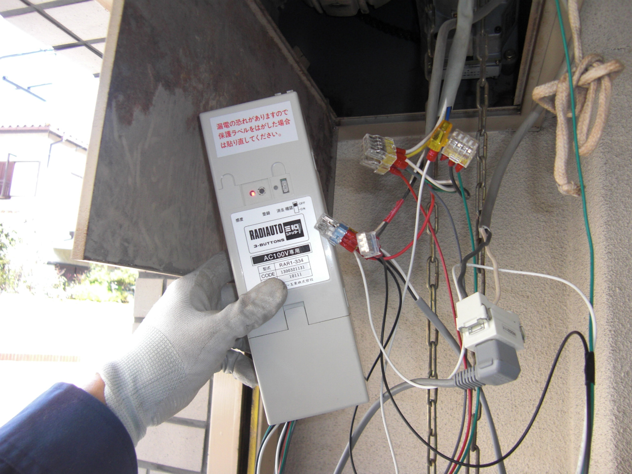 後付 ガレージシャッターリモコン装置 | Shutter-Direct.com