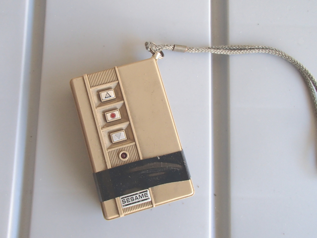 後付 ガレージシャッターリモコン装置 | Shutter-Direct.com