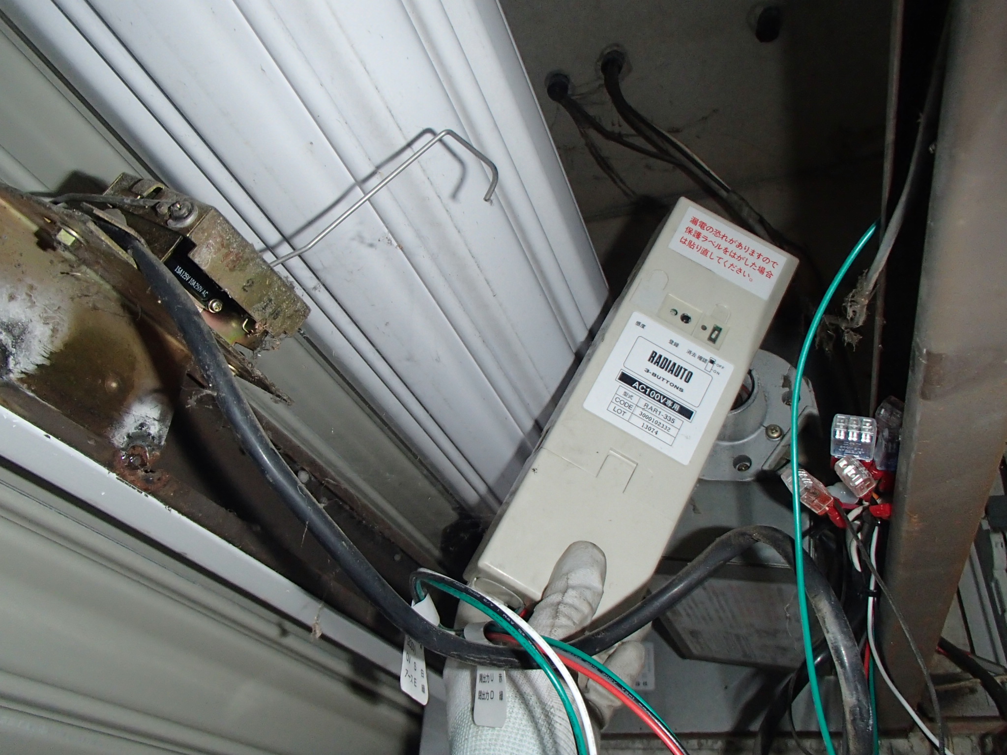 後付 ガレージシャッターリモコン装置 | Shutter-Direct.com