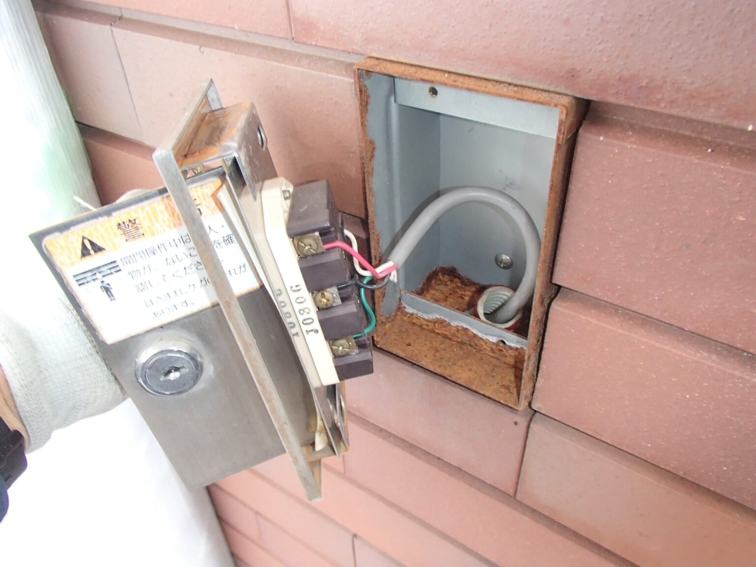 TOEXのゲート型シャッターを修理@西宮市 | Shutter-Direct.com