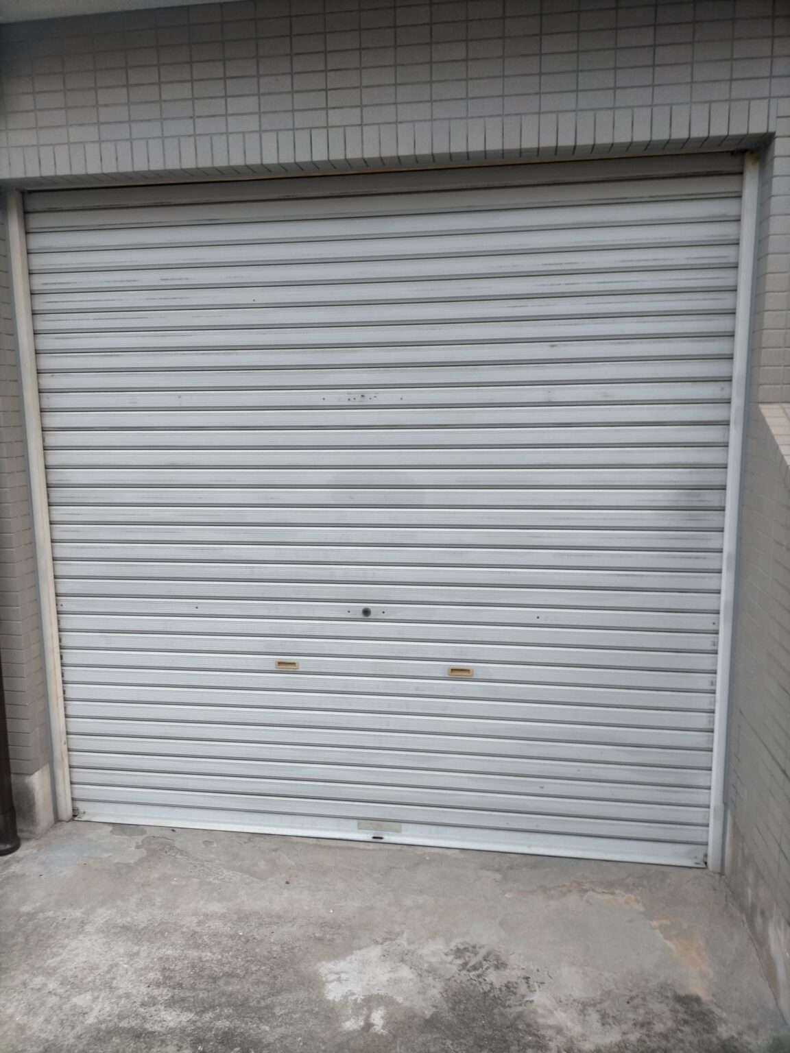 コンクリートガレージに溝を掘って電動化@大阪市 | Shutter-Direct.com