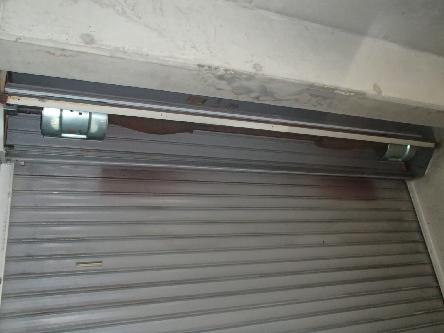 コンクリートガレージに溝を掘って電動化@大阪市 | Shutter-Direct.com